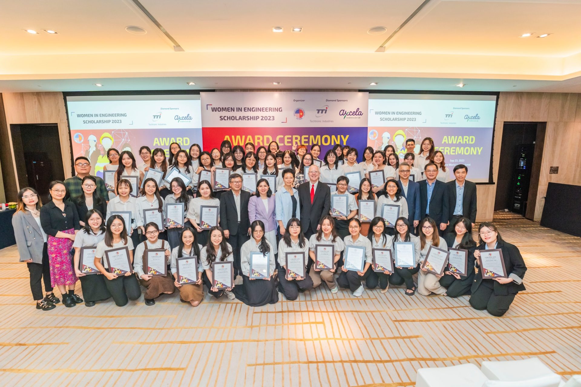 LỄ TRAO HỌC BỔNG NỮ SINH KỸ THUẬT AMCHAM 2023 – IU Office of Student ...