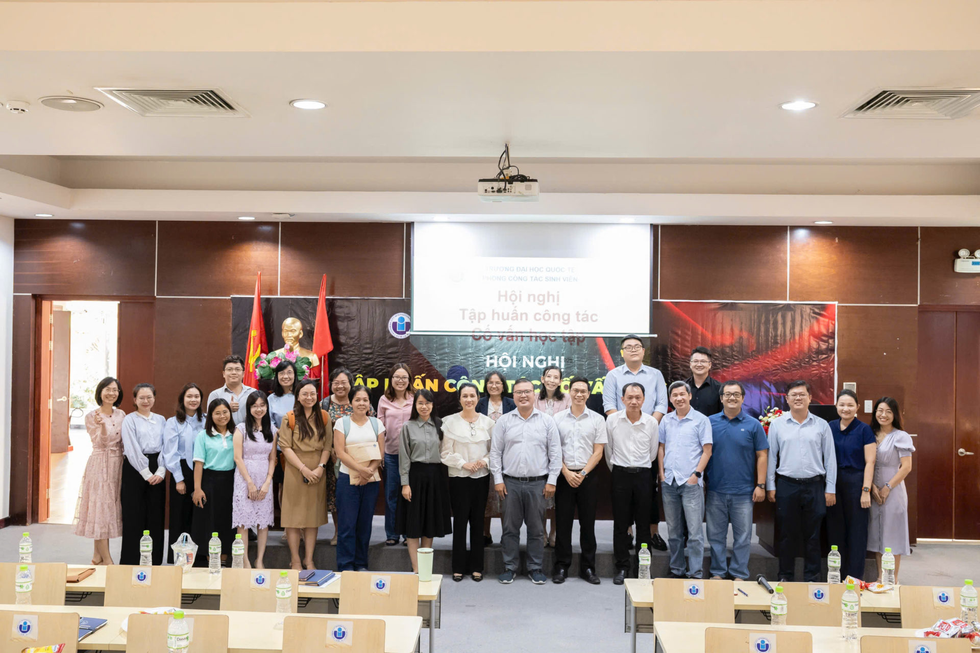 Hội nghị tập huấn công tác Cố vấn học tập năm học 2025 – 2026 – IU ...